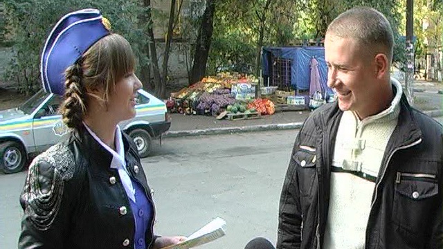 Инспектора ГАИ совместно с юными инспекторами движения из николаевской